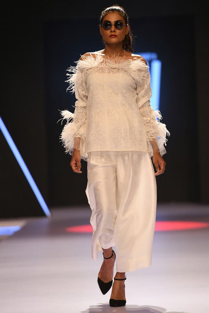 White tuft (DRS1038) | Deepak Perwani